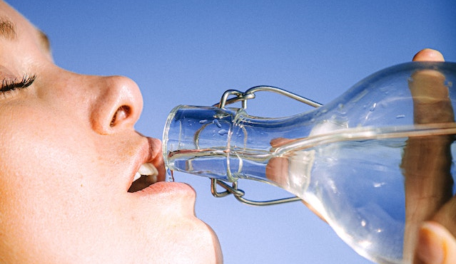 Boire trop d'eau peut vous tuer : les signes à ne pas négliger